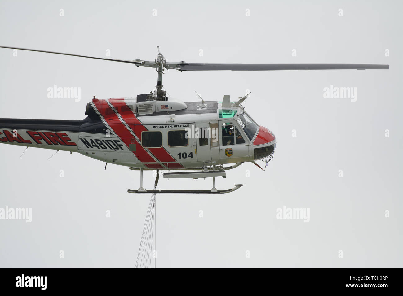 Fire fighting helicopter cal fire hi-res stock photography and images ...