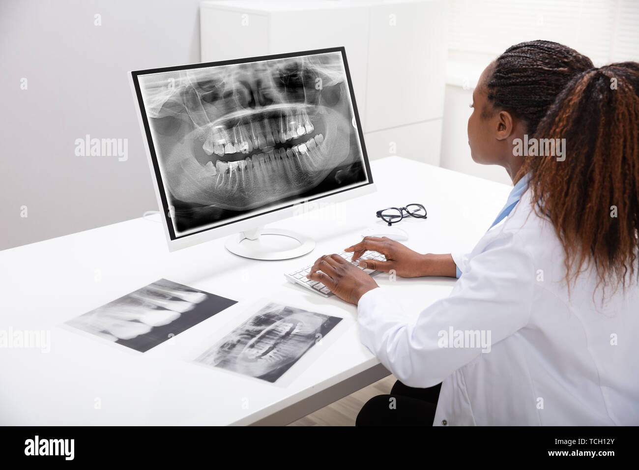 Black female doctor x ray hi-res stock photography and images - Alamy