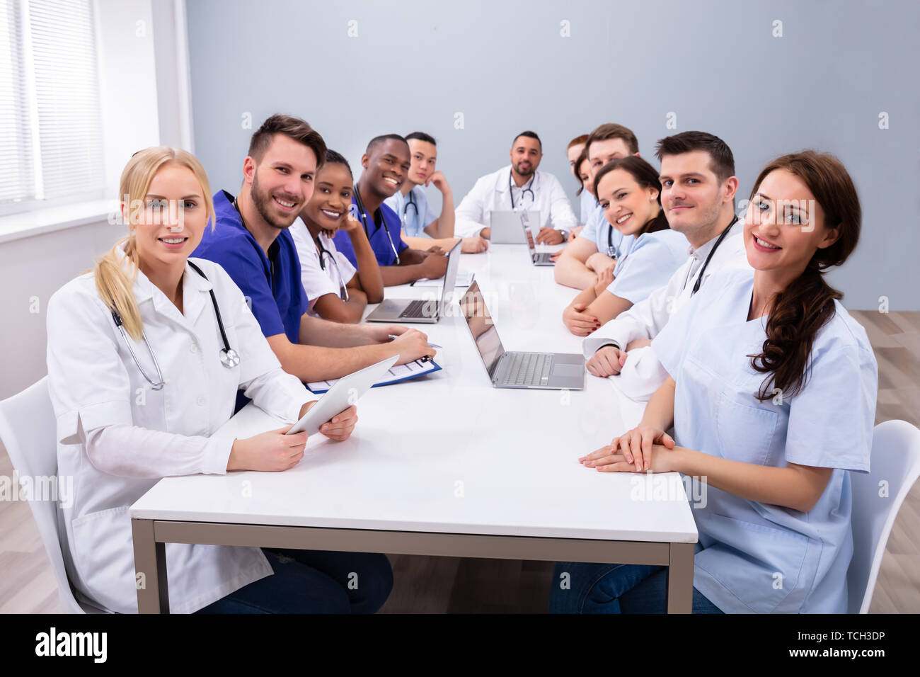 Meeting medical staff table hi-res stock photography and images - Alamy