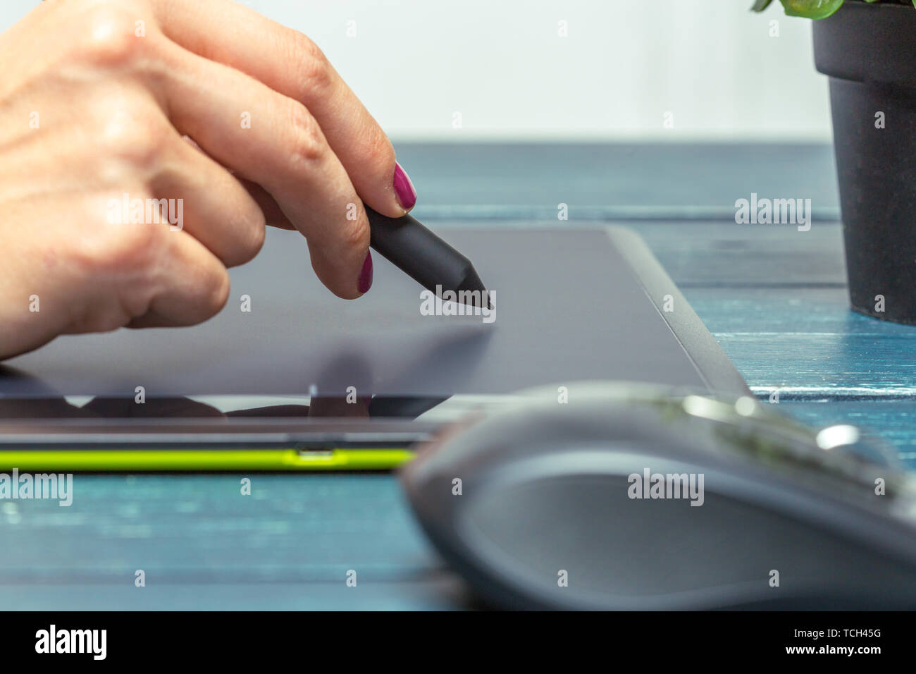 Hand of graphic designer working with stilus and tablet Stock Photo - Alamy