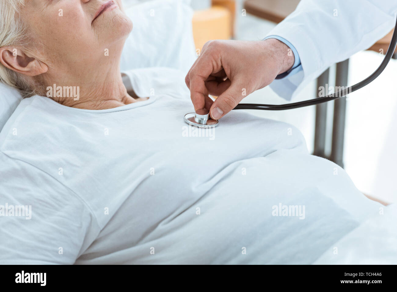 Doctor examining sick patient hi-res stock photography and images - Alamy