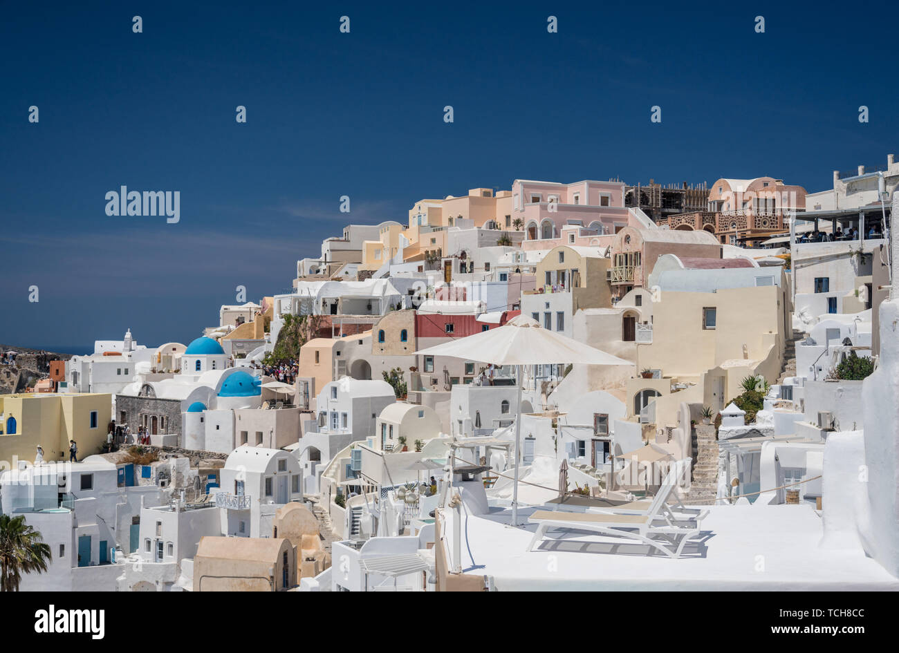 Crowded cave houses on cliff in Oia Stock Photo - Alamy