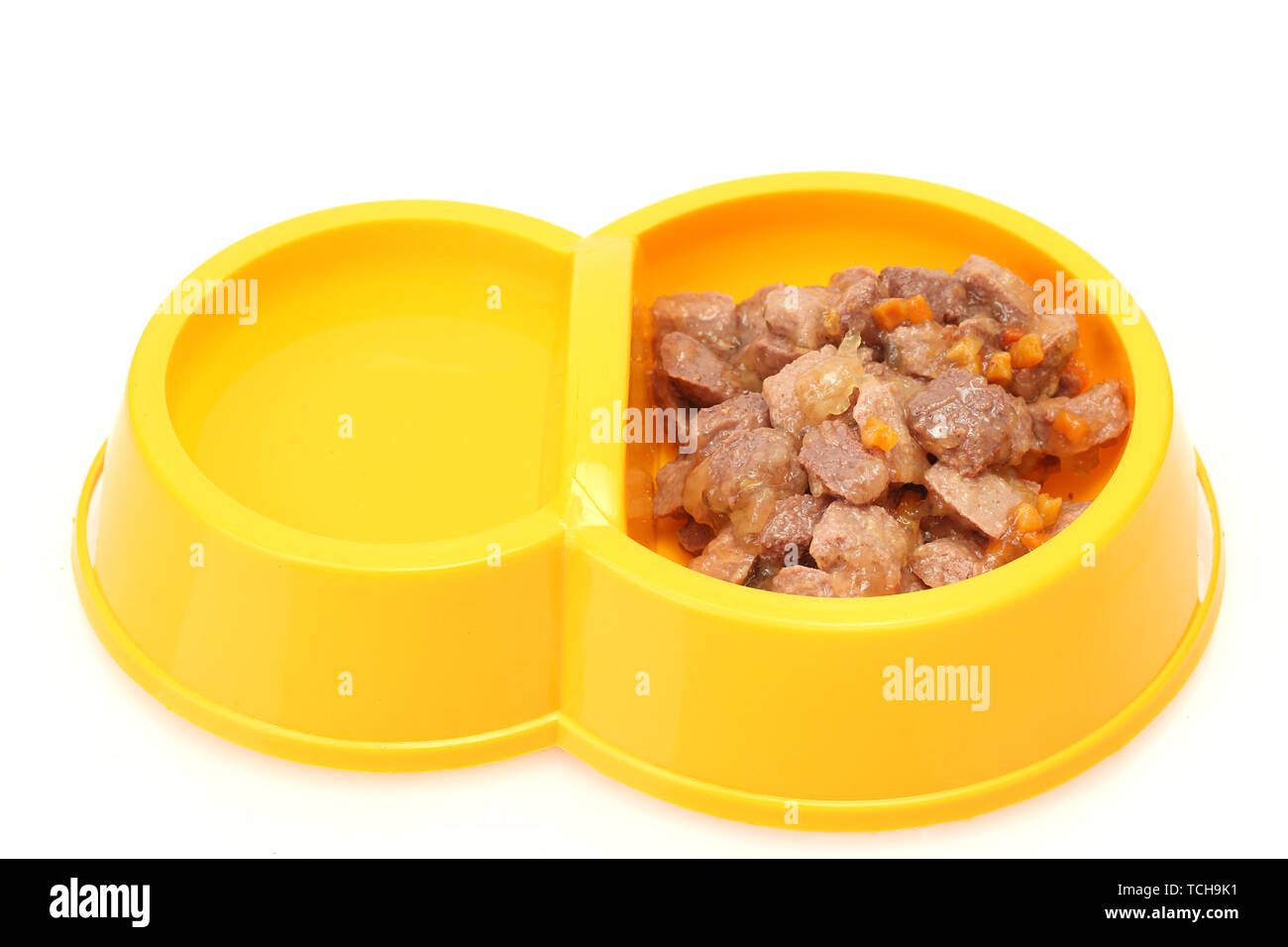 yellow bowl with cat food and water isolated on white Stock Photo - Alamy