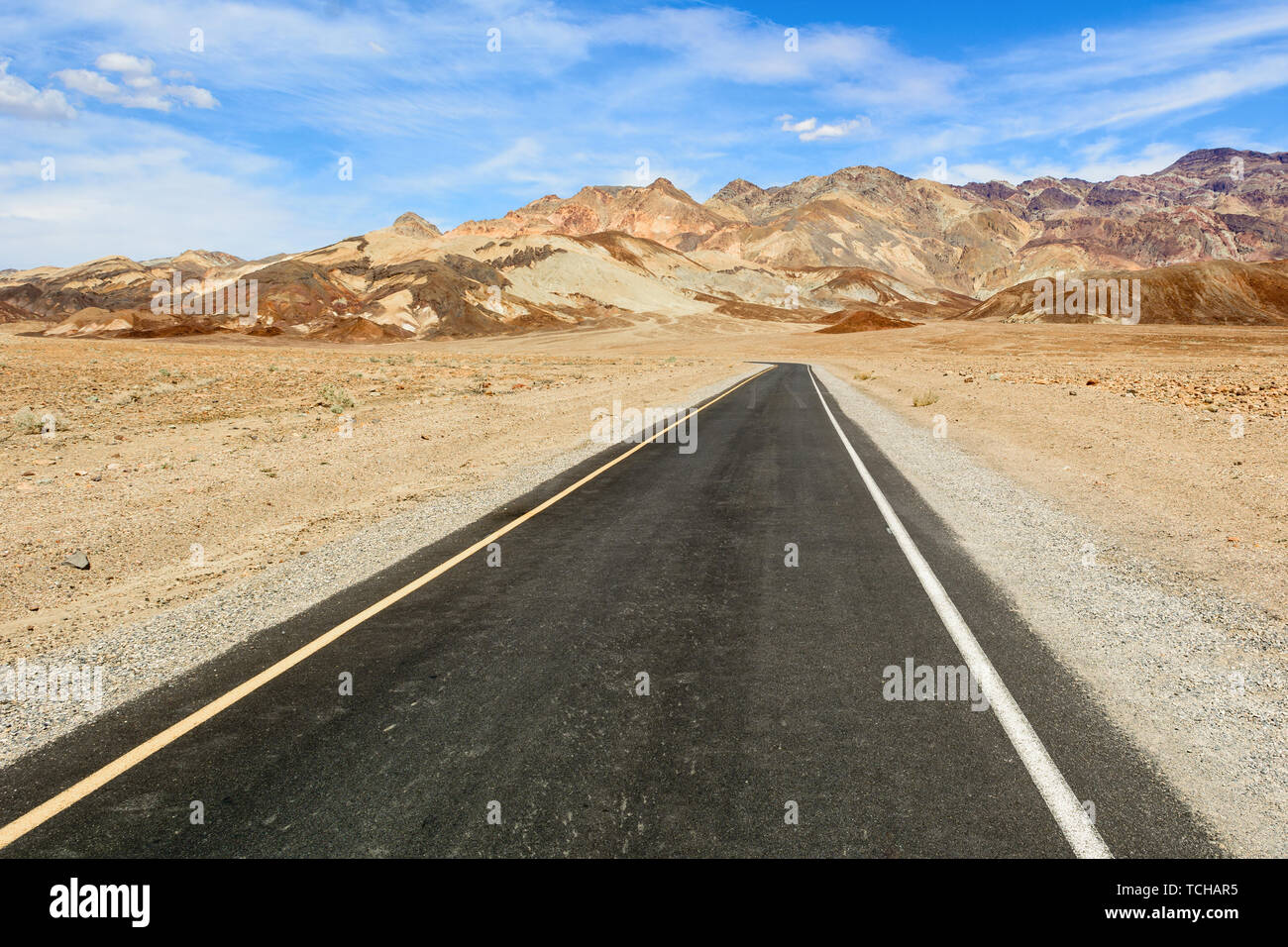 Desert road leading through Death Valley National Park, Artist's Drive ...