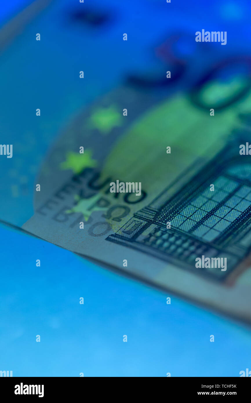 Uv light money hi-res stock photography and images - Alamy