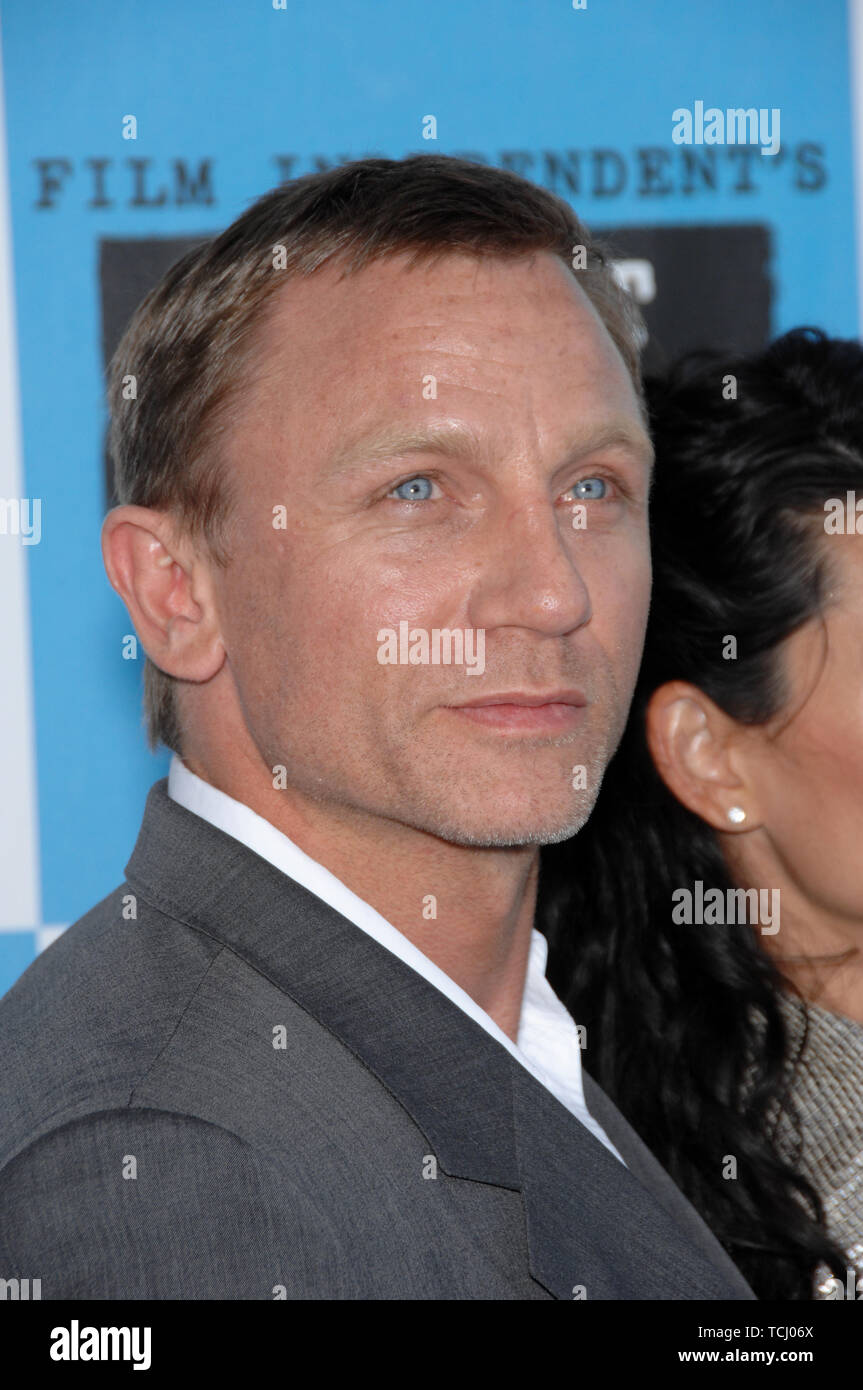 Daniel craig beach hi-res stock photography and images - Alamy