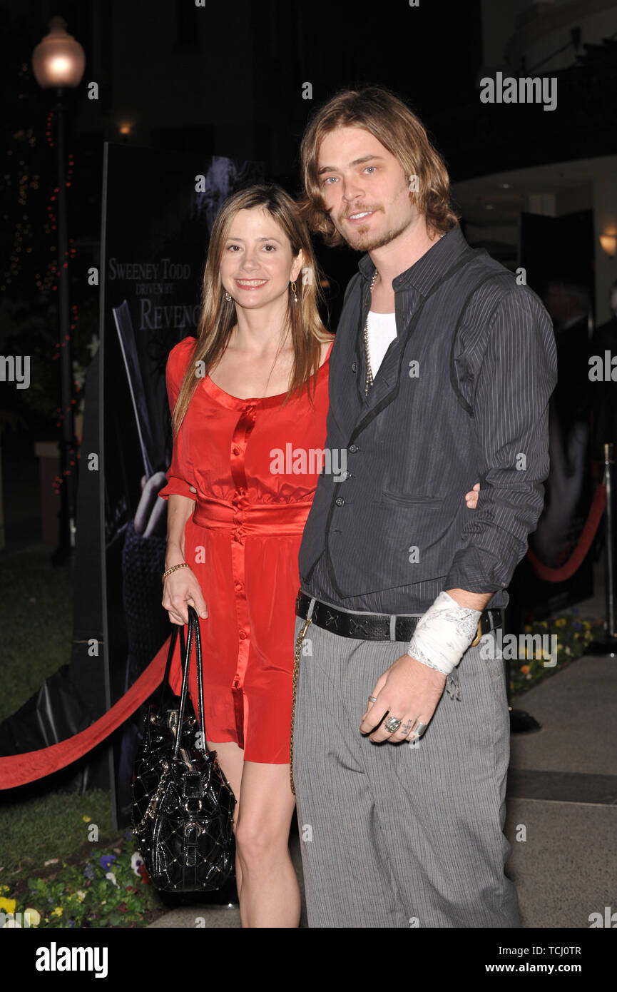 Mira sorvino and husband christopher backus hi-res stock photography ...