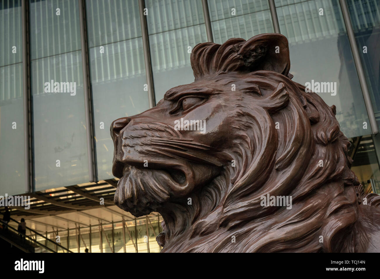 Hsbc lion sculpture hi-res stock photography and images - Alamy