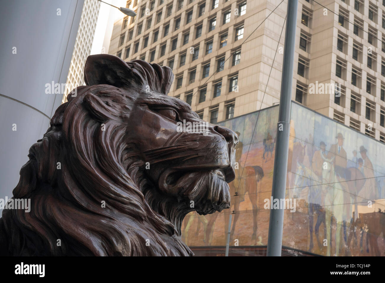 Hsbc lion sculpture hi-res stock photography and images - Alamy
