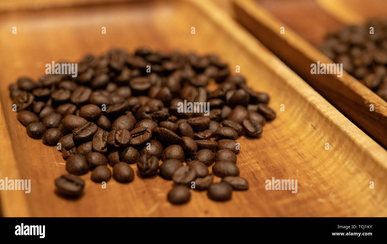 The coffee beans in the wooden plate Stock Photo - Alamy