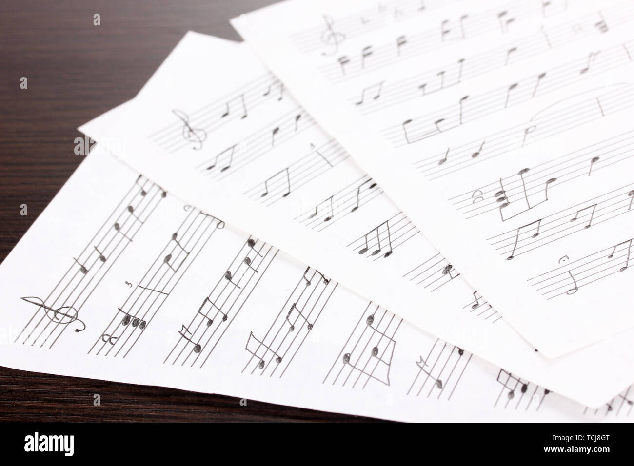 Musical score table hi-res stock photography and images - Alamy