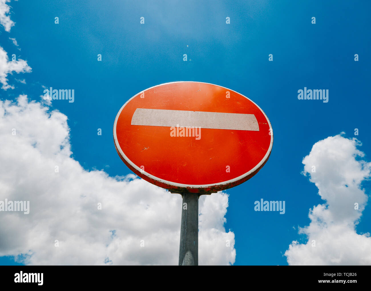 Universal Do Not Enter Sign, with copy space and blue sky Stock Photo ...