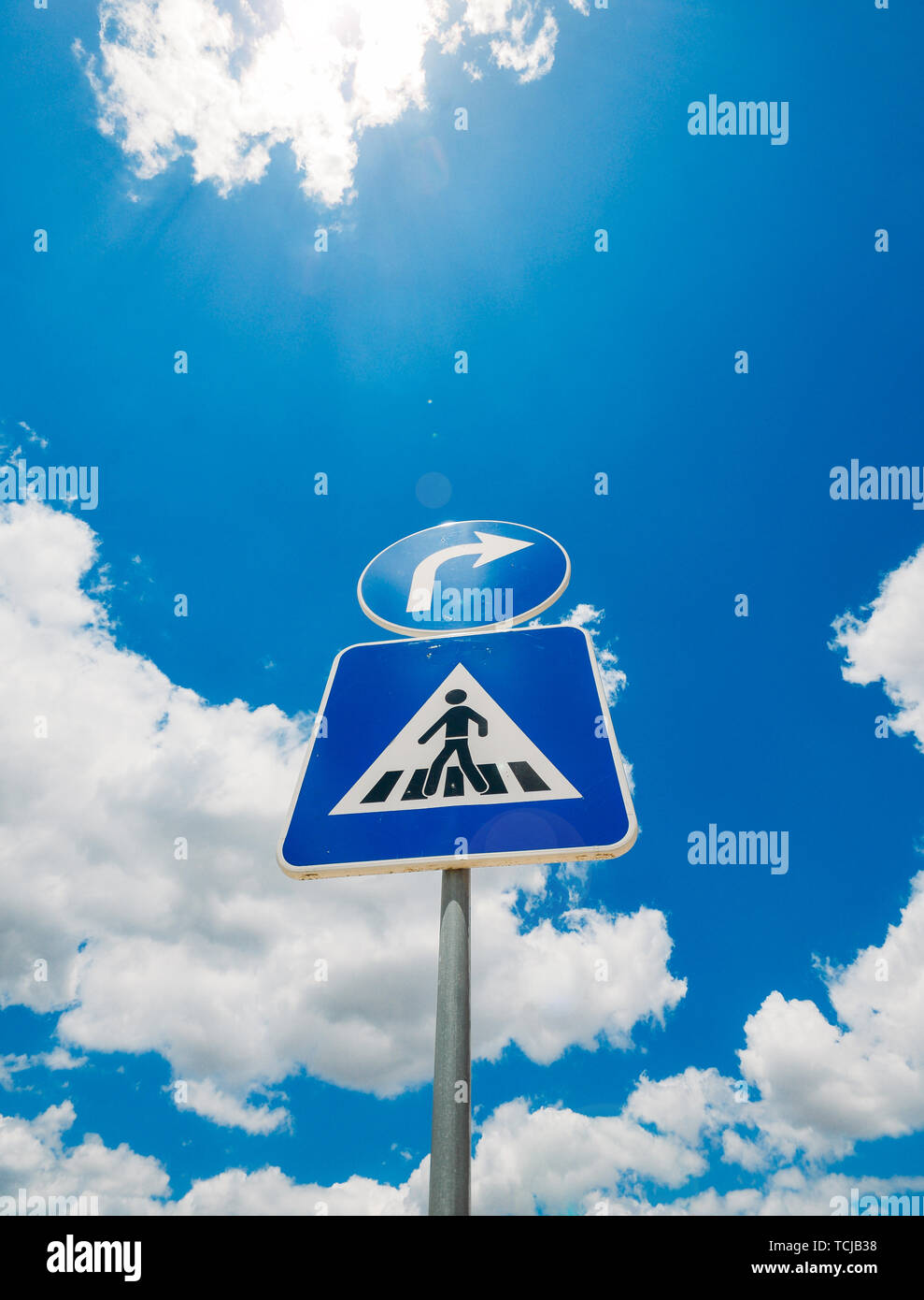 European pedestrian crossing roadsign hi-res stock photography and ...