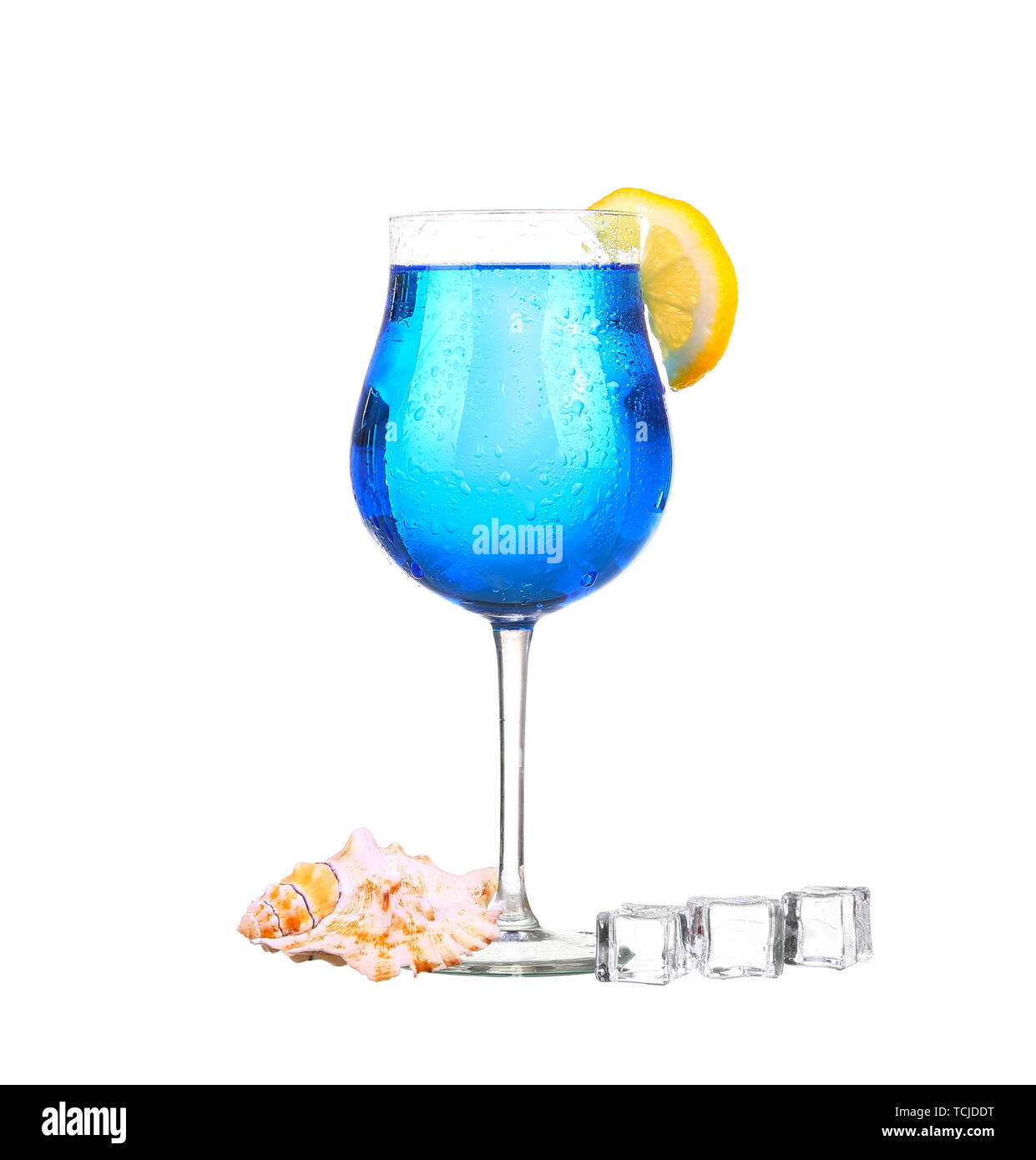 Sprite drinks whit sparkllng soda and ice in glass isolated on white ...