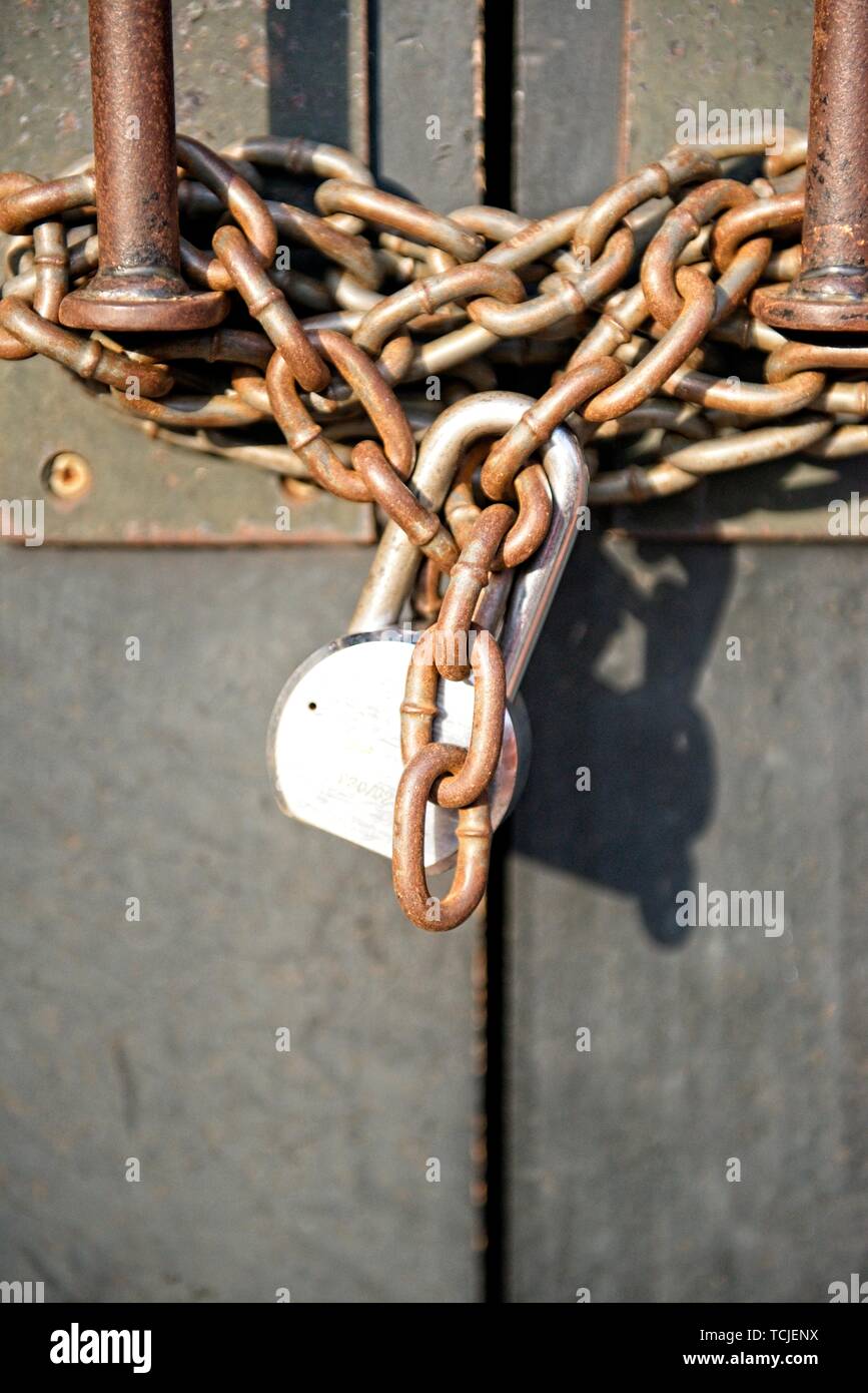 Chainlink latch hi-res stock photography and images - Alamy