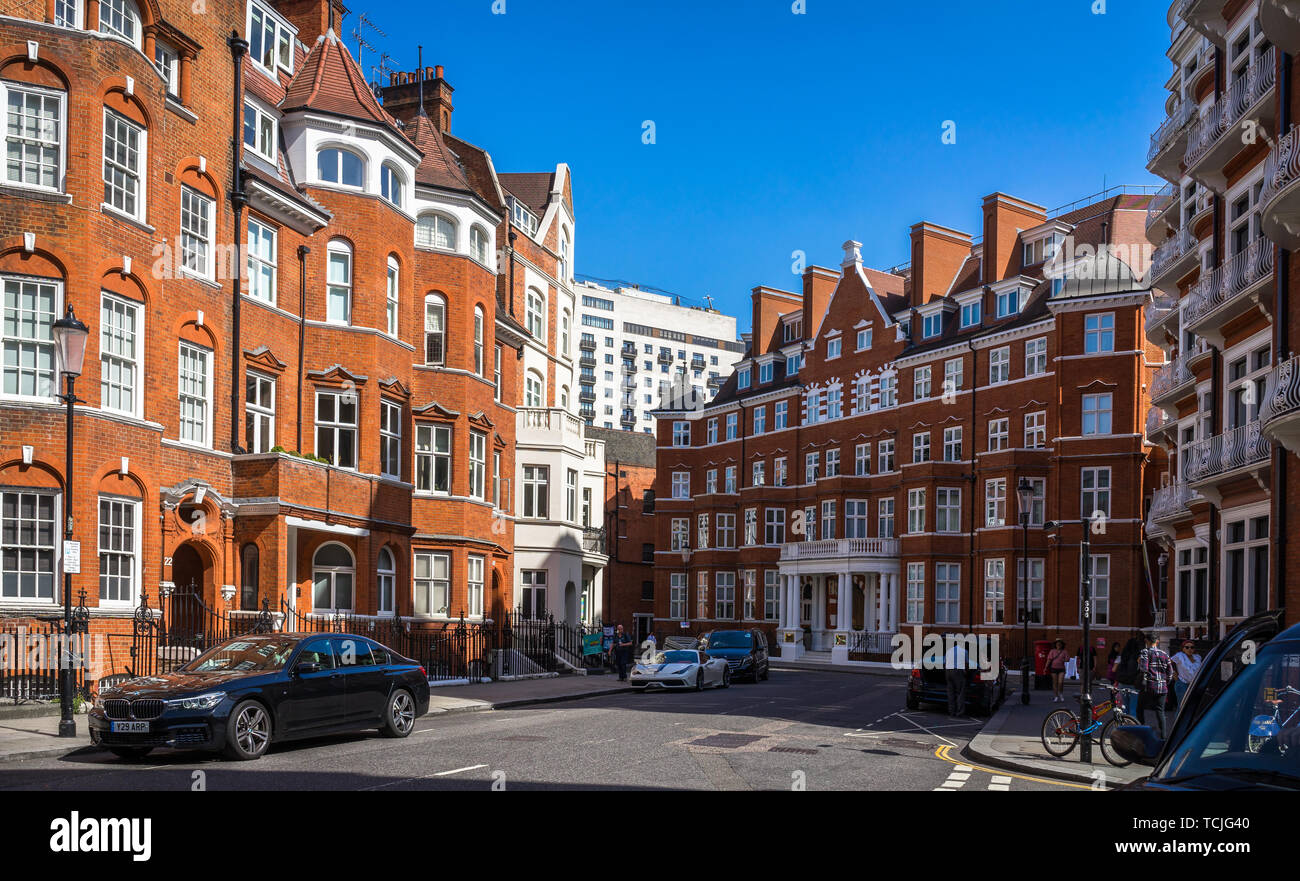Harrods luxury department store in London, England, UK Stock Photo - Alamy