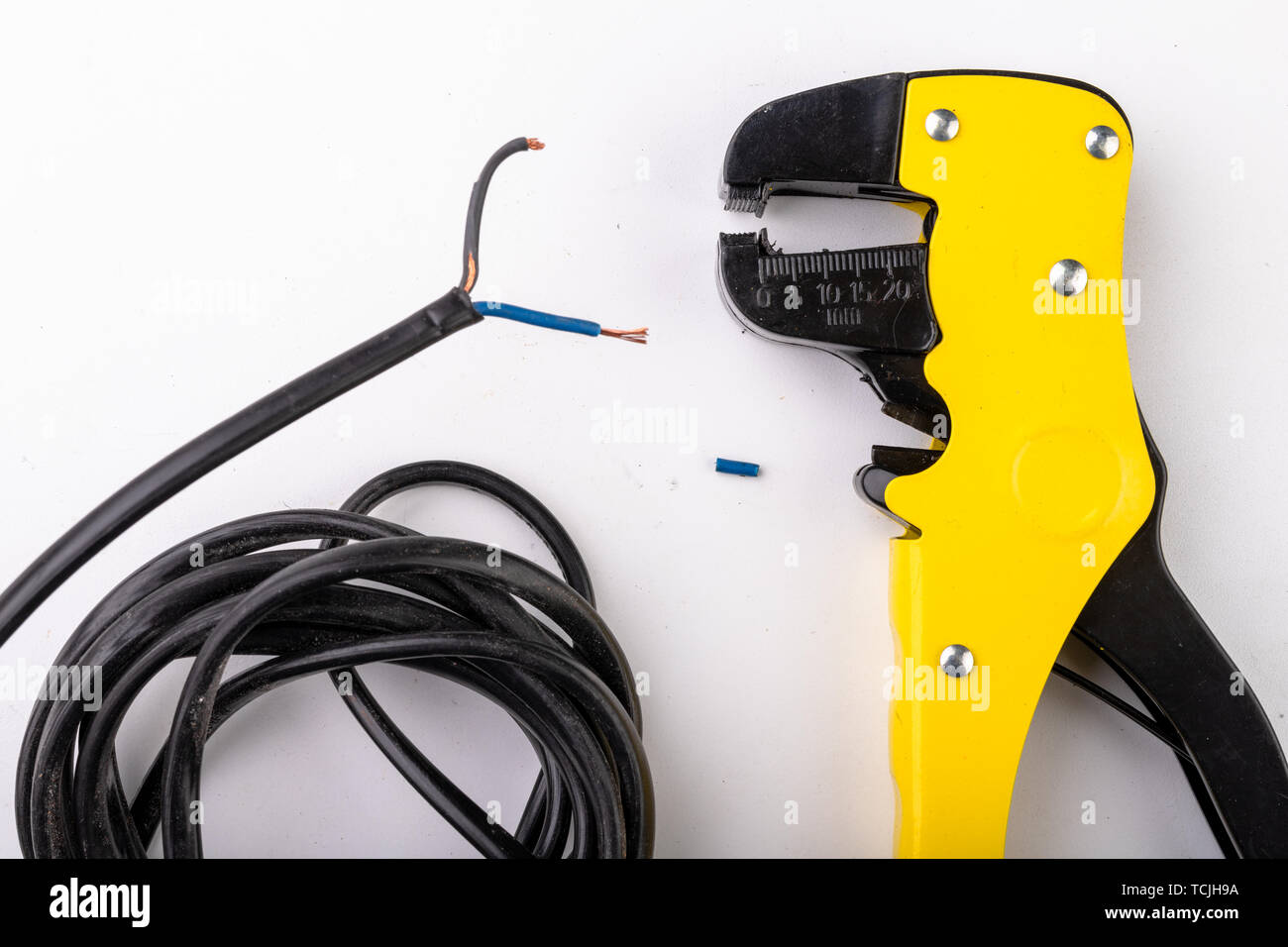 Device for removing insulation from electric cables. Accessories for ...