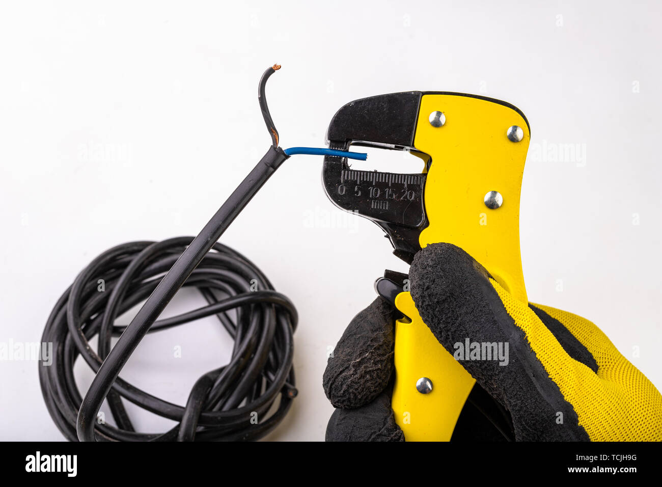 Device for removing insulation from electric cables. Accessories for ...