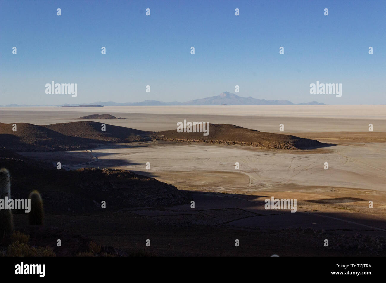 panorama over the salt pans of salar de uyuni, bolivia Stock Photo - Alamy