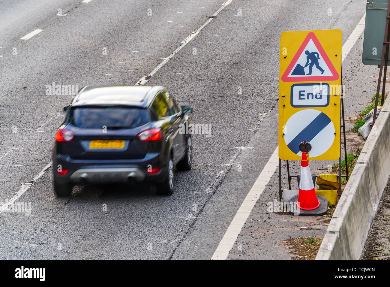 UK Road Services Roadworks End sign on motorway Stock Photo - Alamy