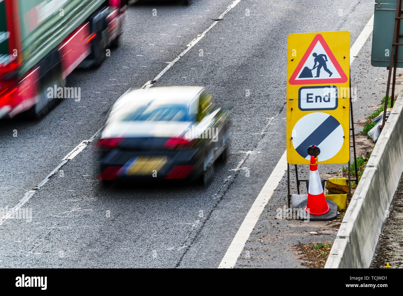 UK Road Services Roadworks End sign on motorway Stock Photo - Alamy
