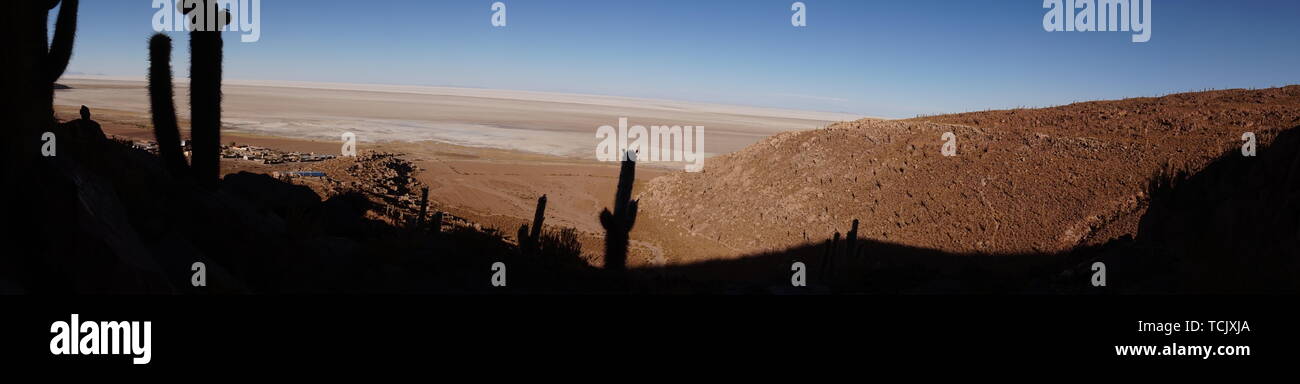 panorama over the salt pans of salar de uyuni, bolivia Stock Photo - Alamy