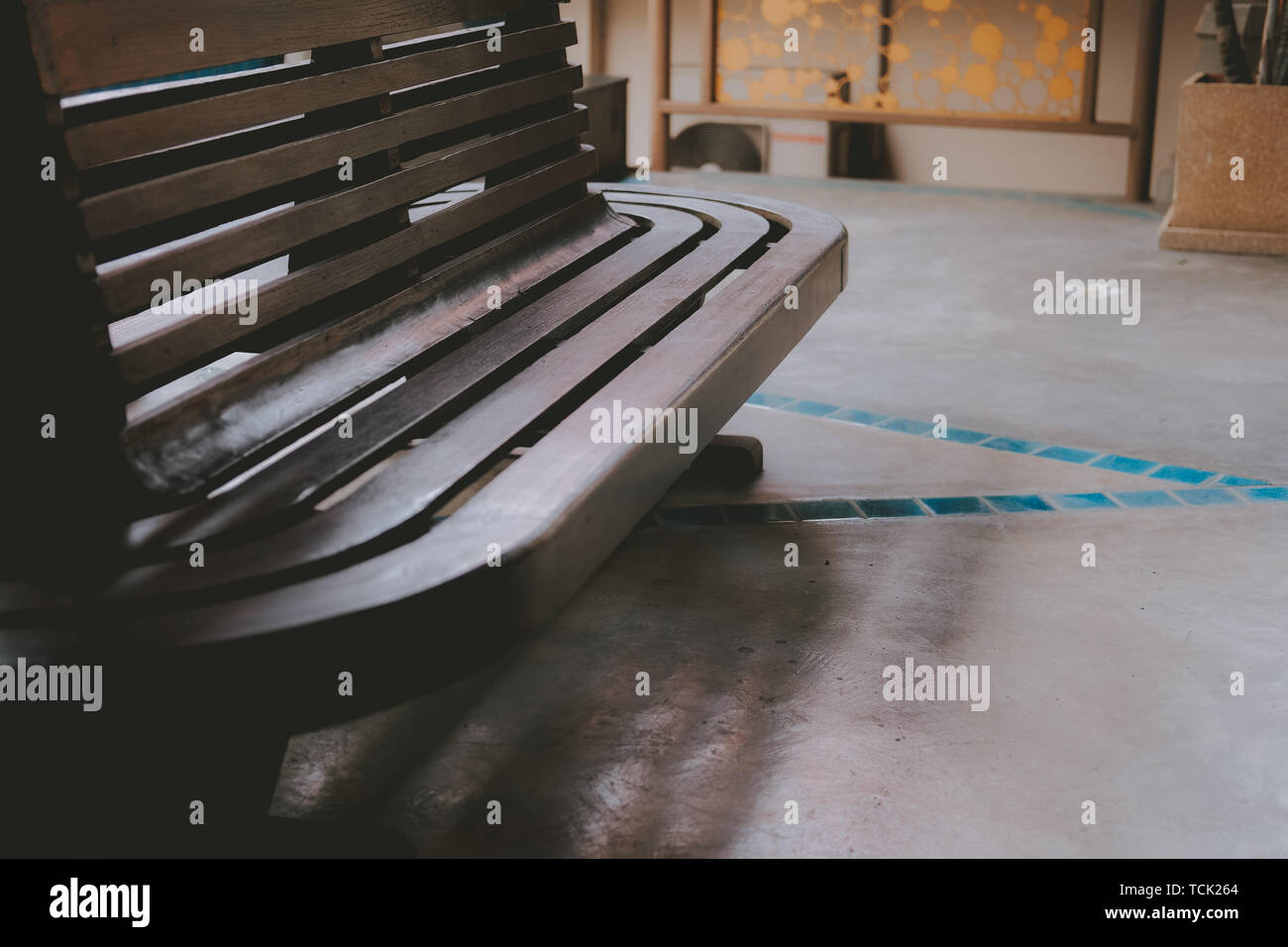 wooden bench waiting chair at railway train bus station Stock Photo - Alamy