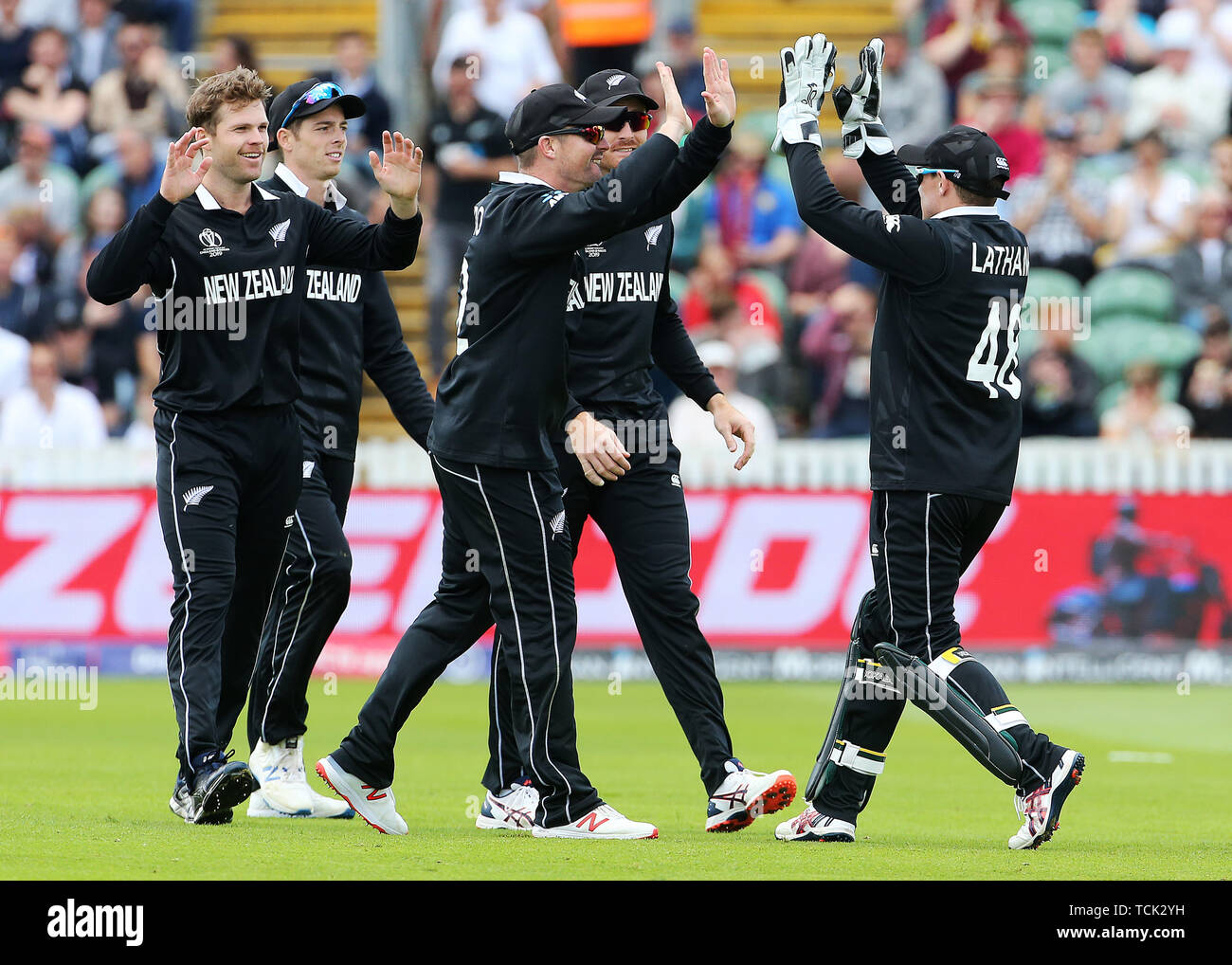 Wicket keeper tom latham hi-res stock photography and images - Alamy