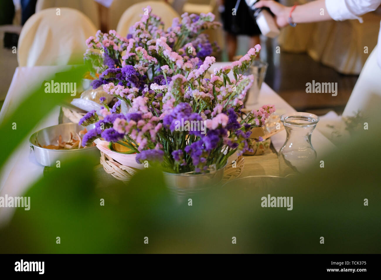 man florist arranging flower decoration for banquet in flora shop Stock ...