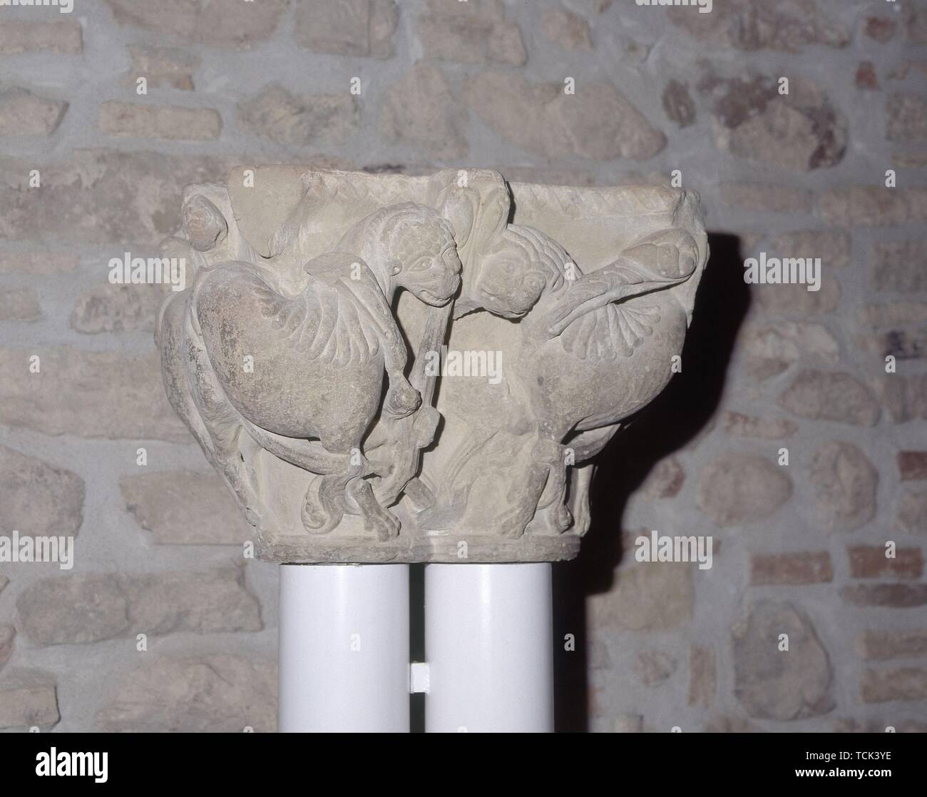 MUSEO - CAPITEL ROMANICO DECORADO CON ANIMALES FANTASTICOS- S XII ...