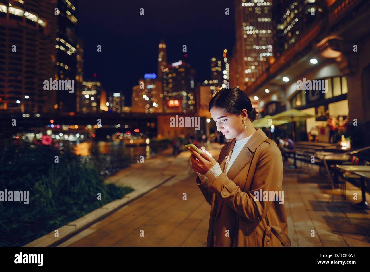 girl at night with phone Stock Photo - Alamy