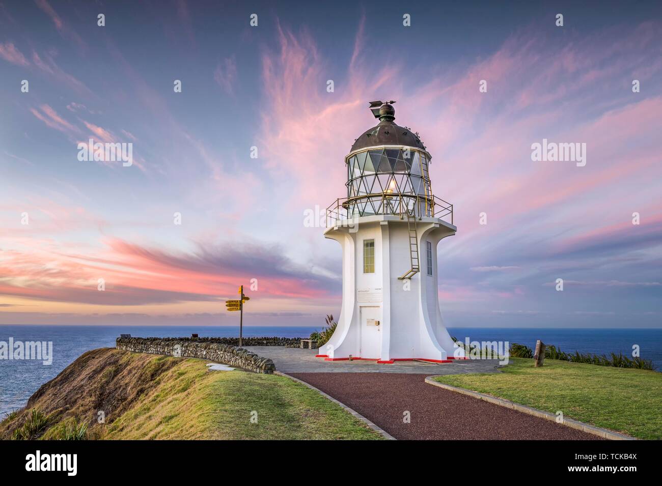 North island cape reinga signpost hi-res stock photography and images ...