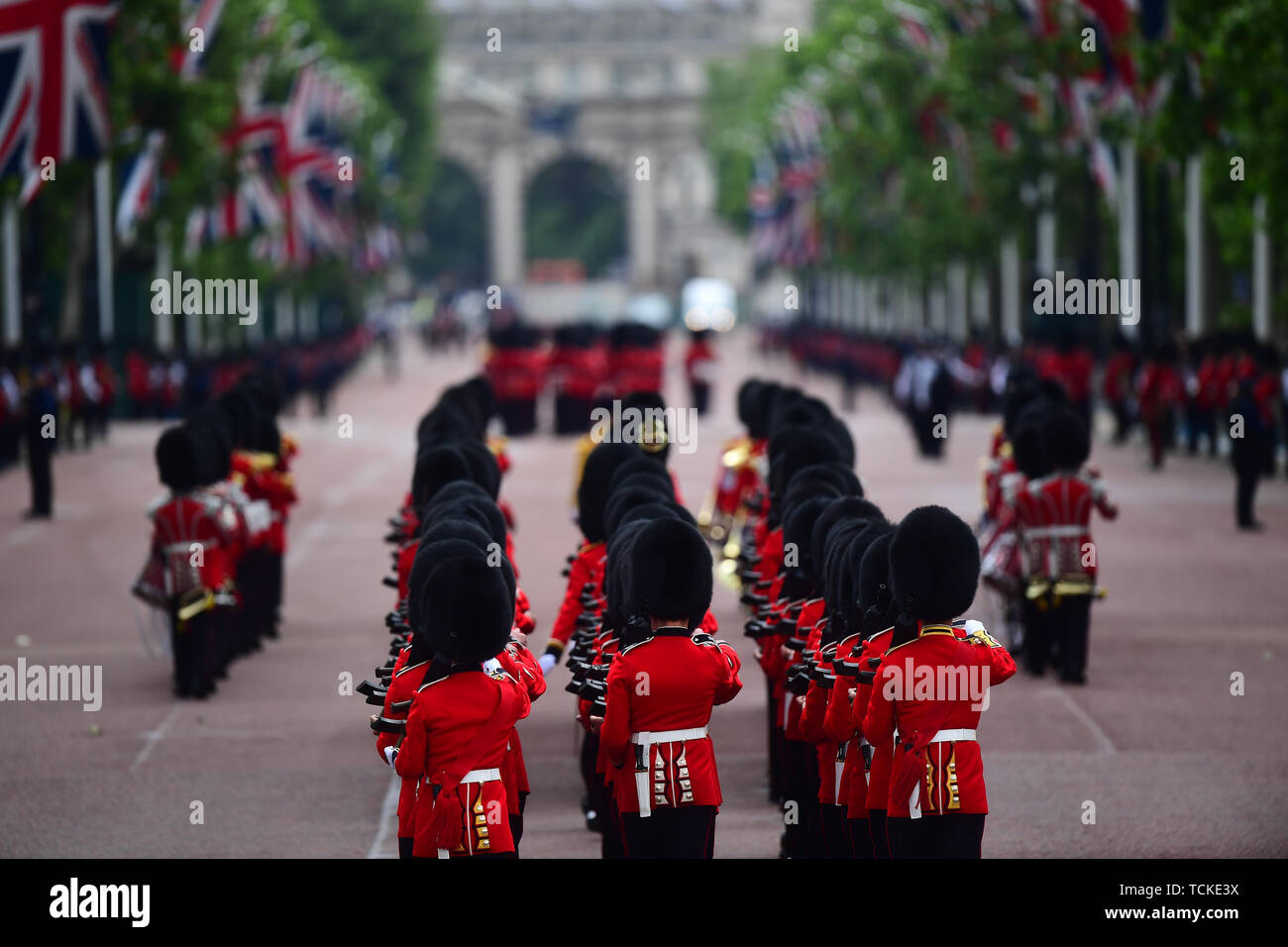 Soldiers makes their way from Buckingham Palace to Horse Guards Parade ...