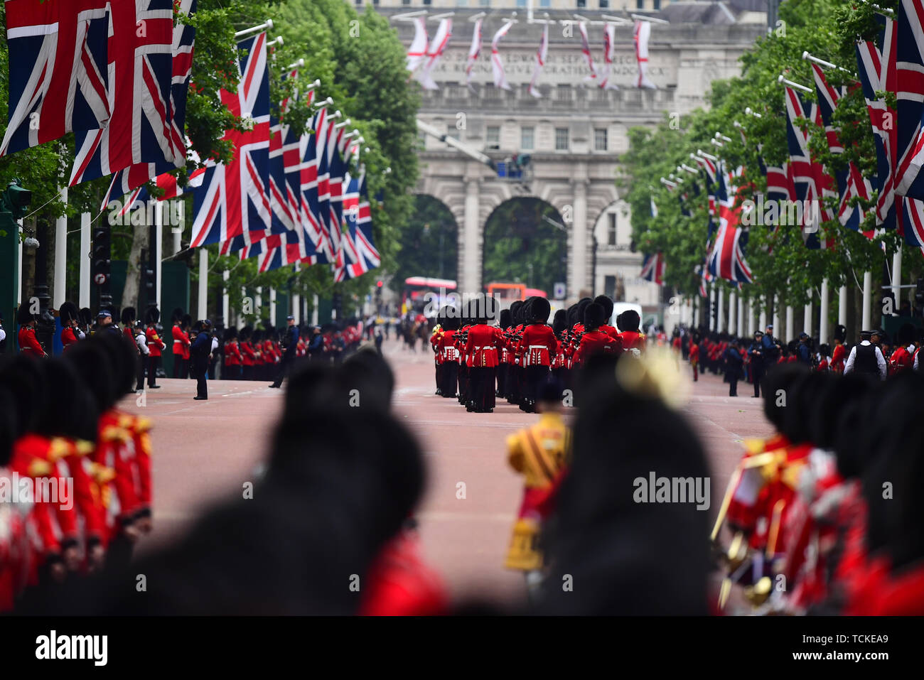 Soldiers makes their way from Buckingham Palace to Horse Guards Parade ...