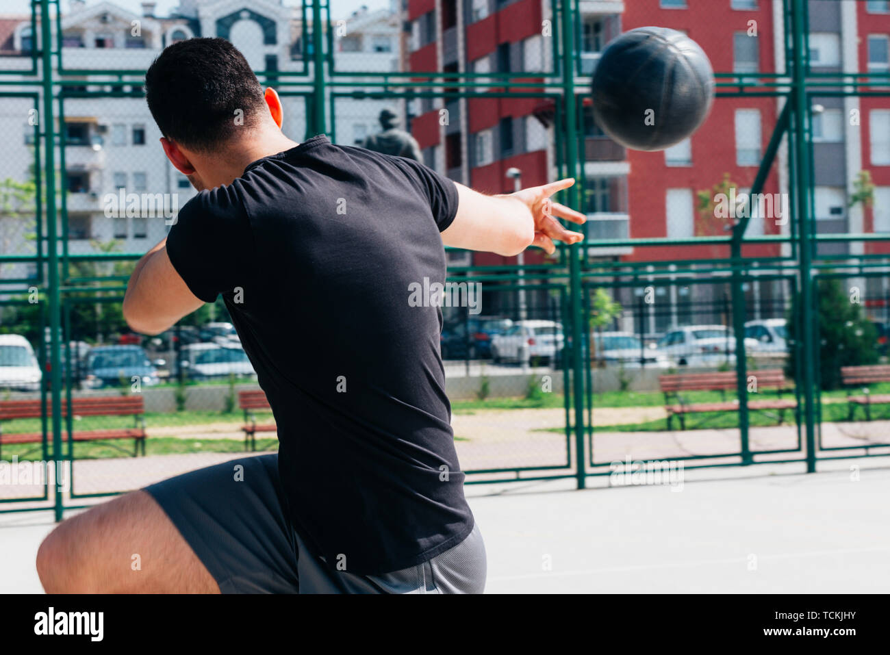 Basketball player passing the ball back to his teammate Stock Photo - Alamy