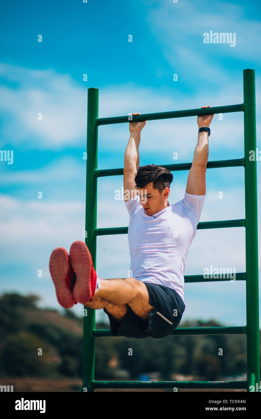 Muscular bodybuilder doing chin up hi-res stock photography and images ...