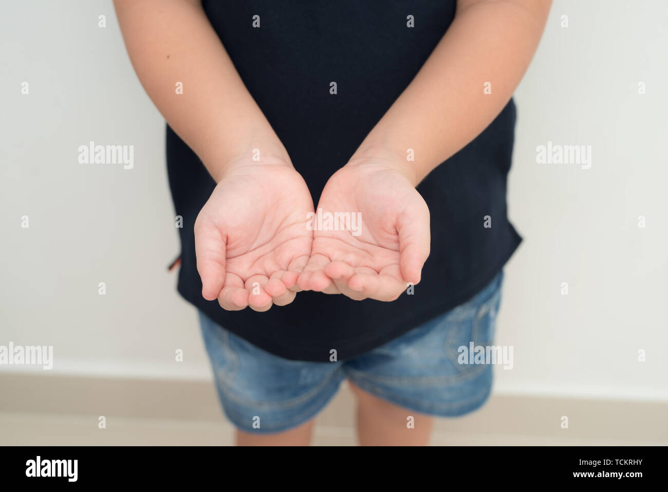 asian kids open palm hand gesture Stock Photo - Alamy