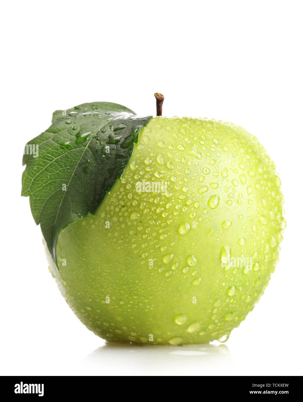 Ripe green apple with leaf isolated on white Stock Photo - Alamy