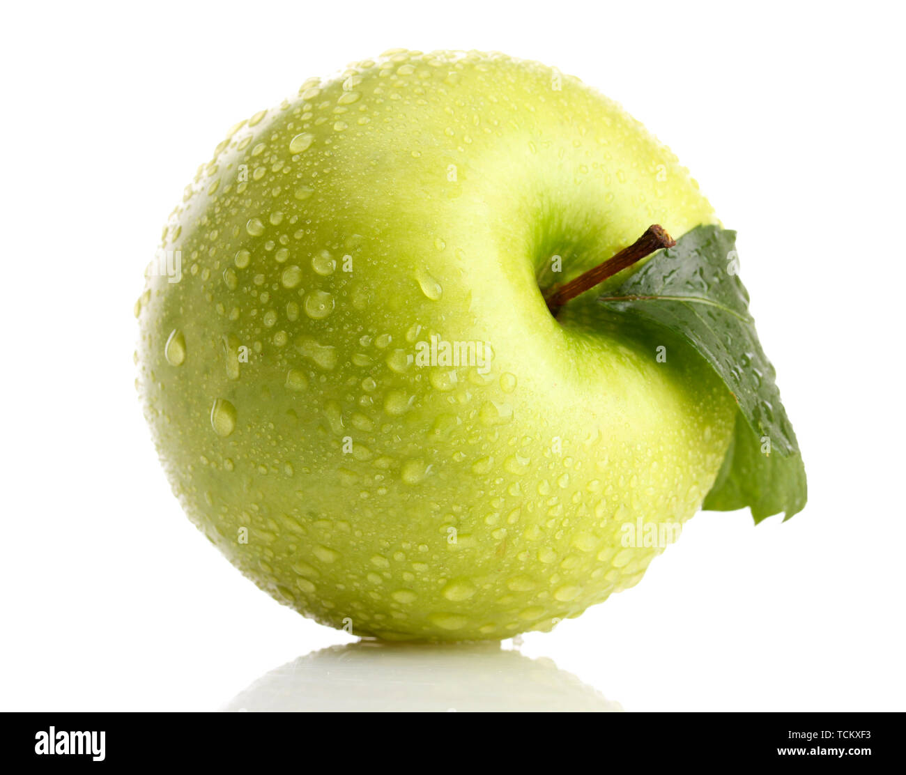 Ripe green apple with leaf isolated on white Stock Photo - Alamy