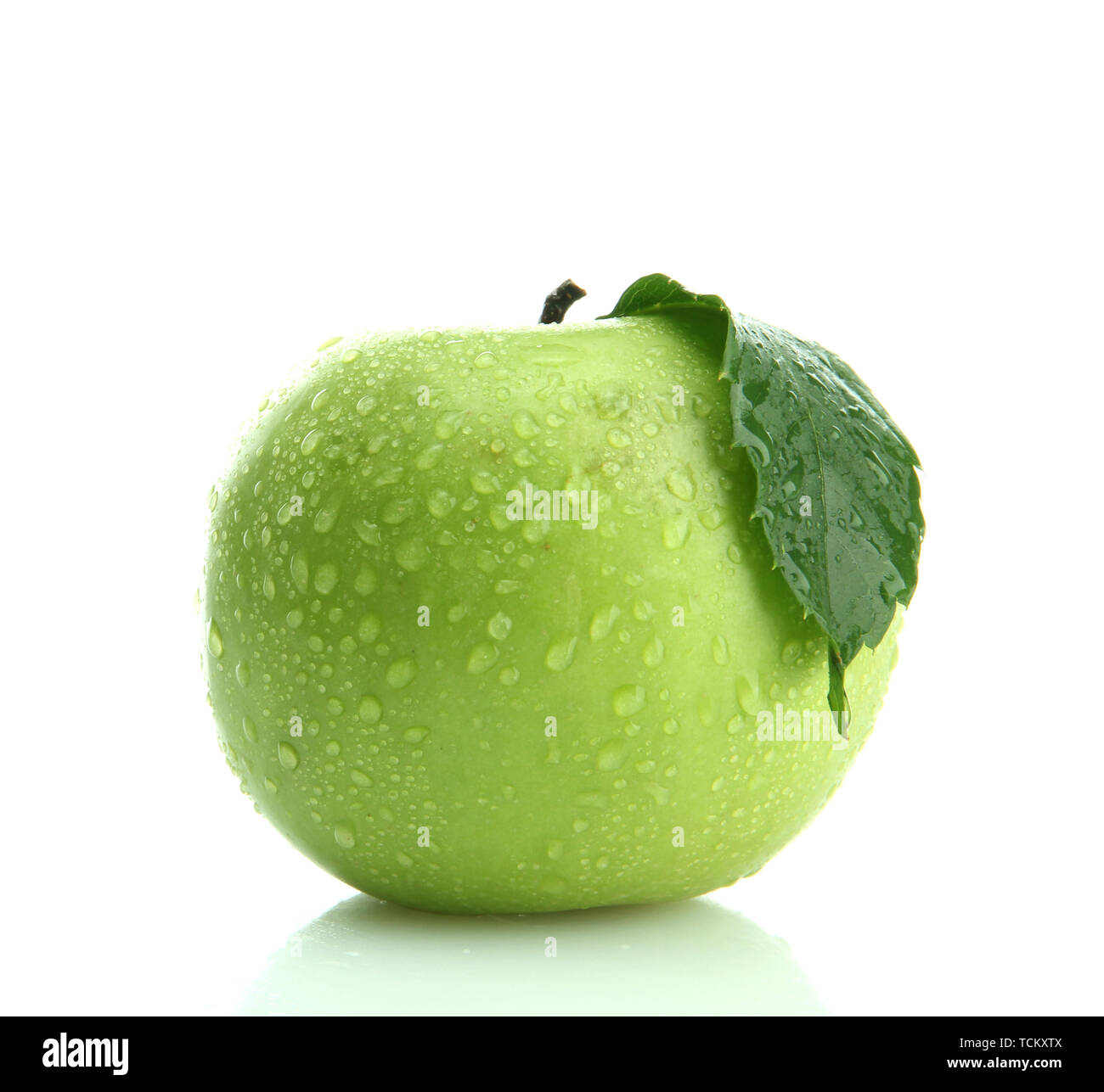Ripe green apple with leaf isolated on white Stock Photo - Alamy