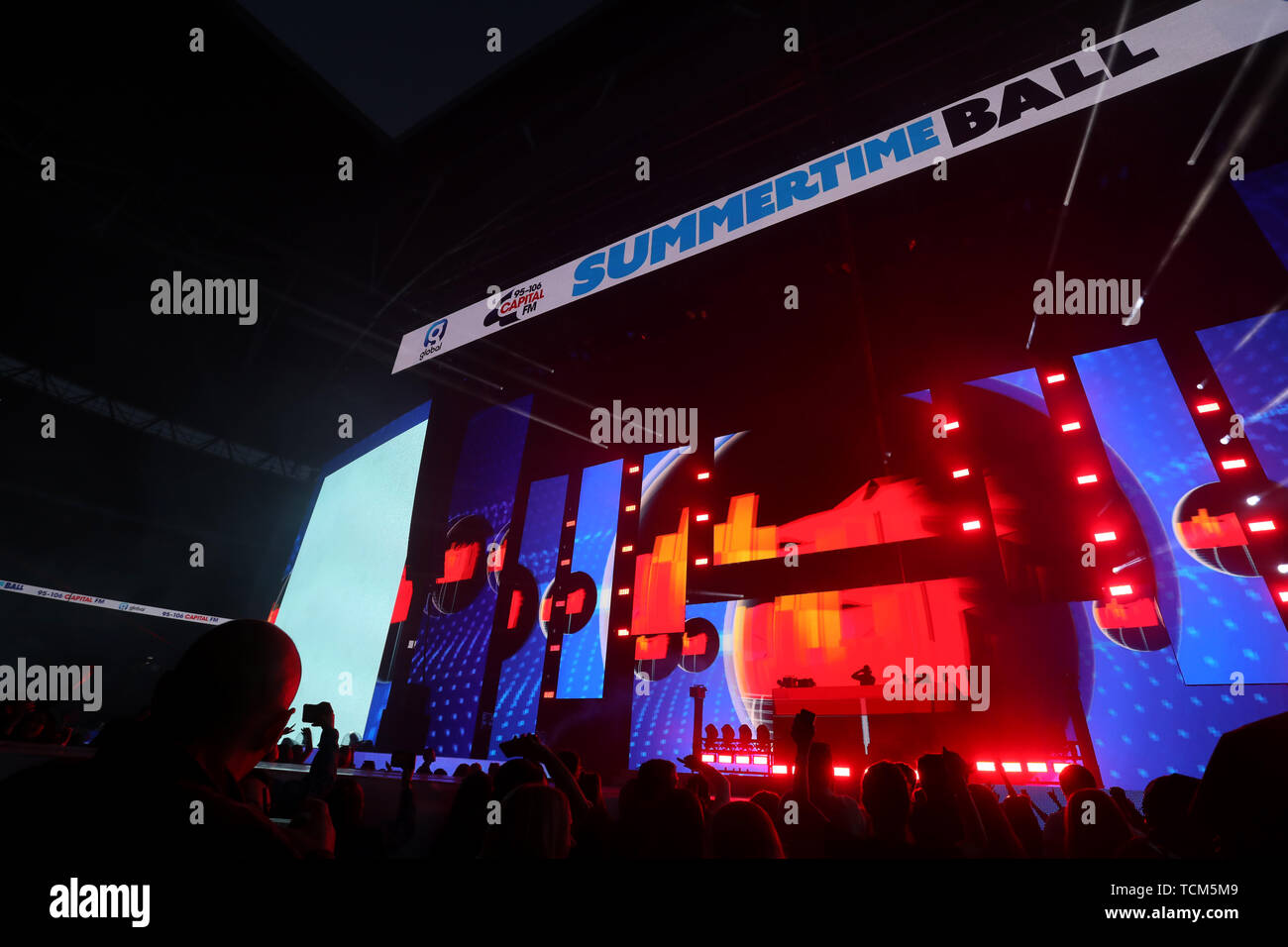 Calvin harris on stage hi-res stock photography and images - Alamy