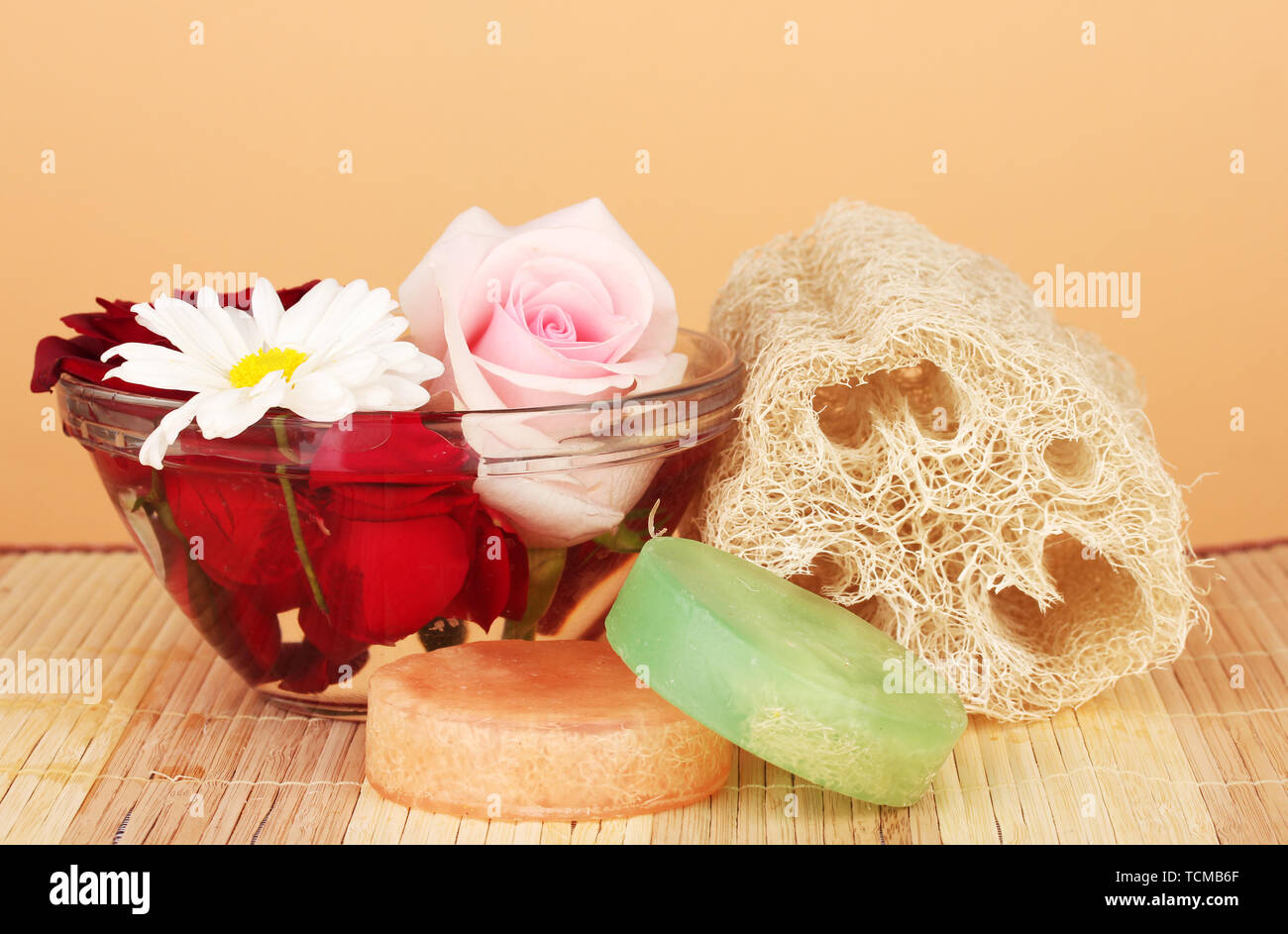 Loofa flowers hi-res stock photography and images - Alamy