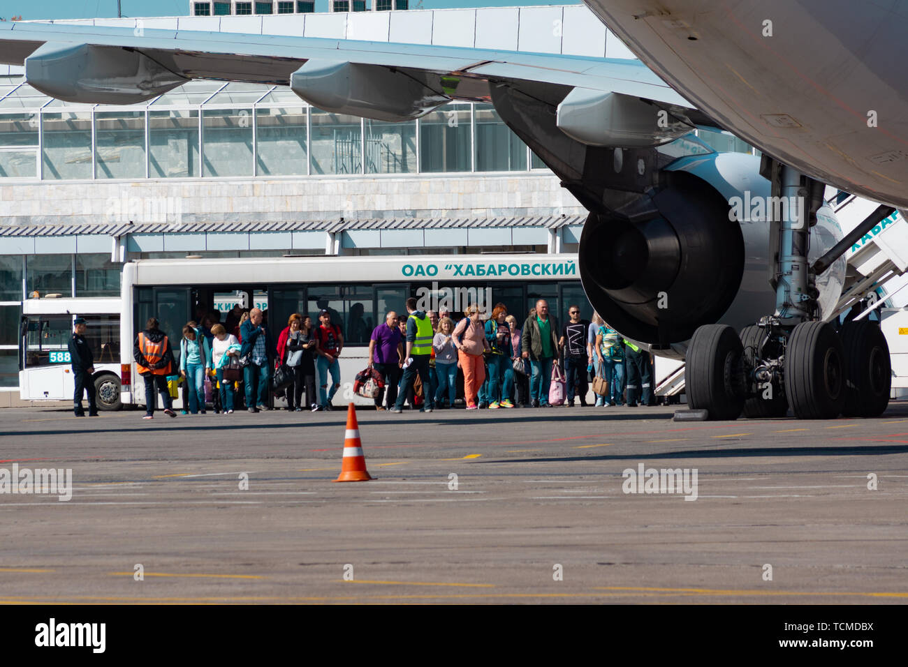 People at the airport are standing in line to Board the plane Stock ...