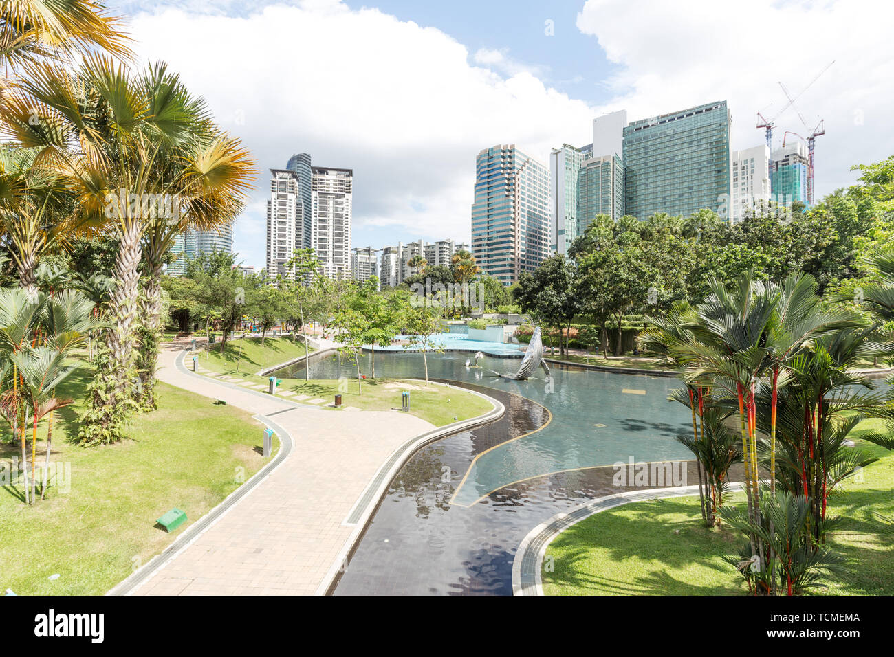 City modern architecture park lake hi-res stock photography and images ...
