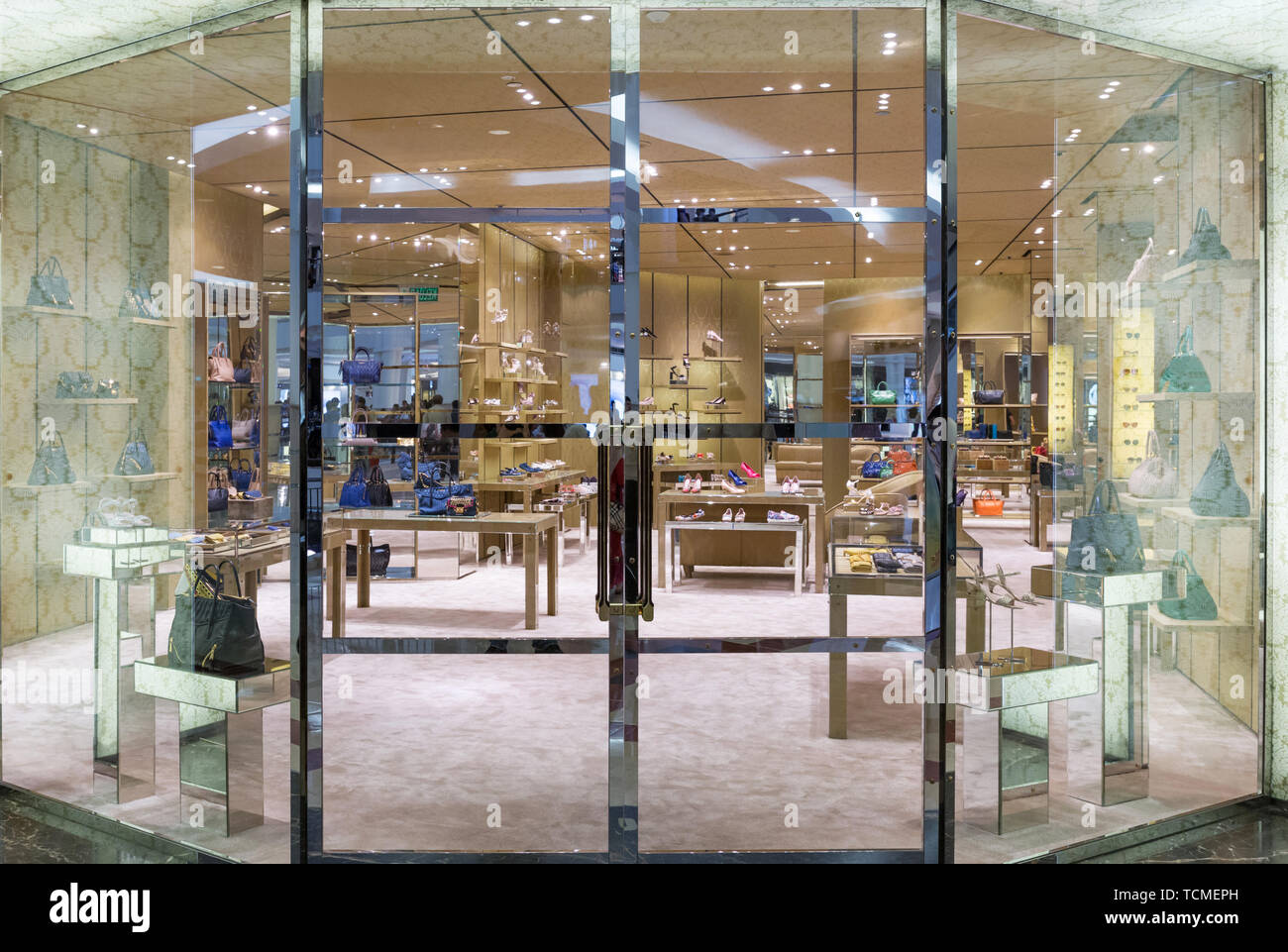 handbag retail fasion store and showcase Stock Photo - Alamy