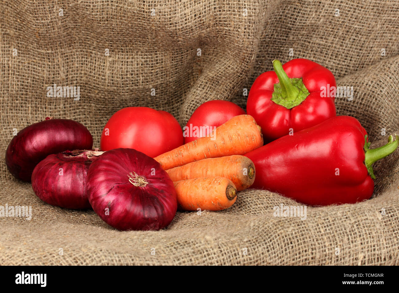 fresh red vegetables on sackcloth background Stock Photo - Alamy