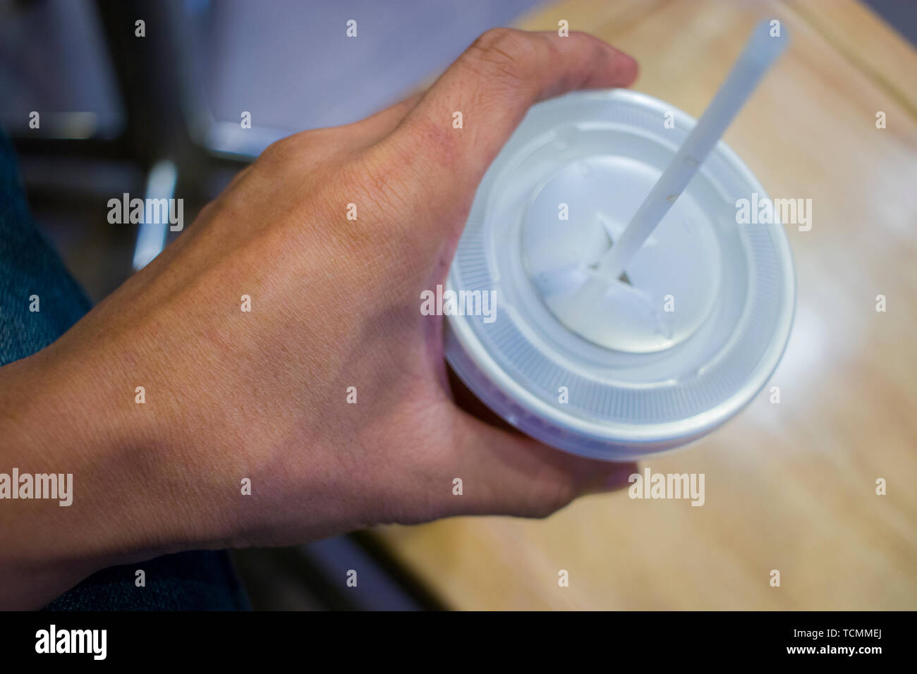 man hand holding plastic cola cup in restaurant. High resolution image ...