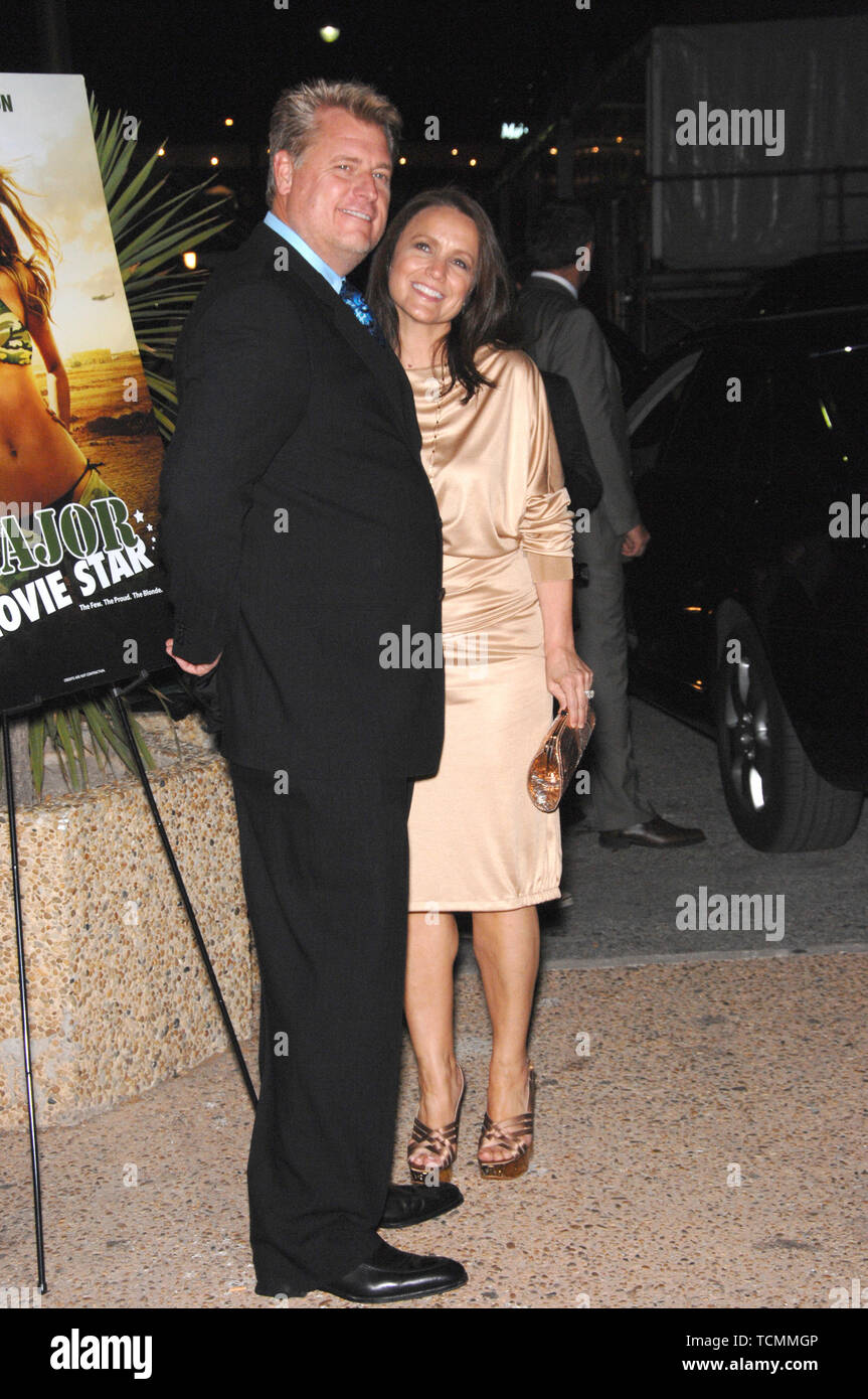 Tina simpson and jessica simpson hi-res stock photography and images ...