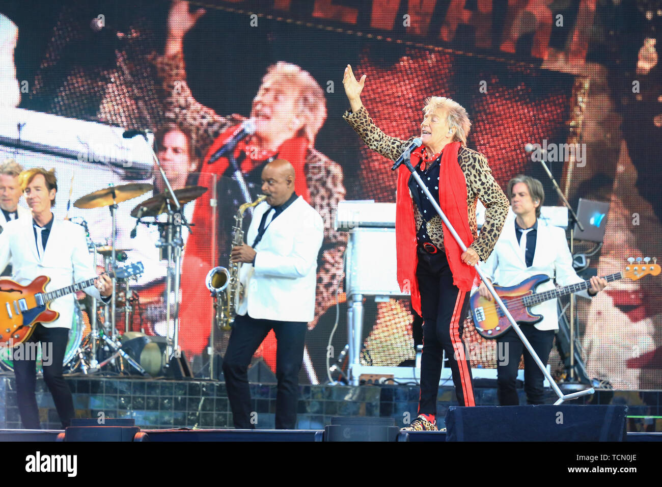 Pop star rod stewart in hi-res stock photography and images - Alamy