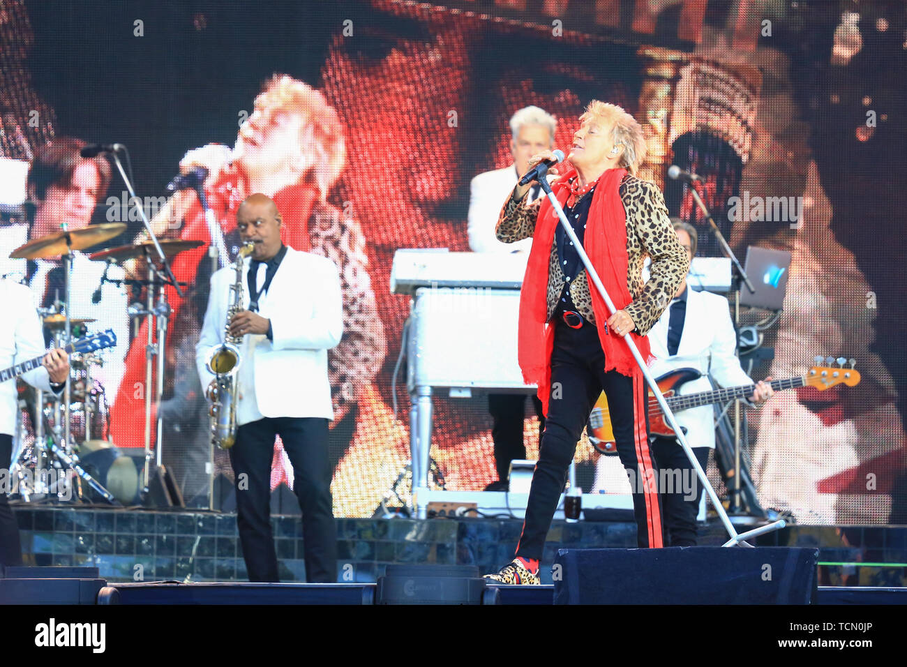 Live on stage hi-res stock photography and images - Alamy